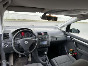 Melns Volkswagen Touran 2006 Viļņa, ar dzinēja tilpumu 1.90 L un nobraukumu 265 tūkst. km par 1600 €, foto 7 vietnē AUTOMOTO.COM.LV