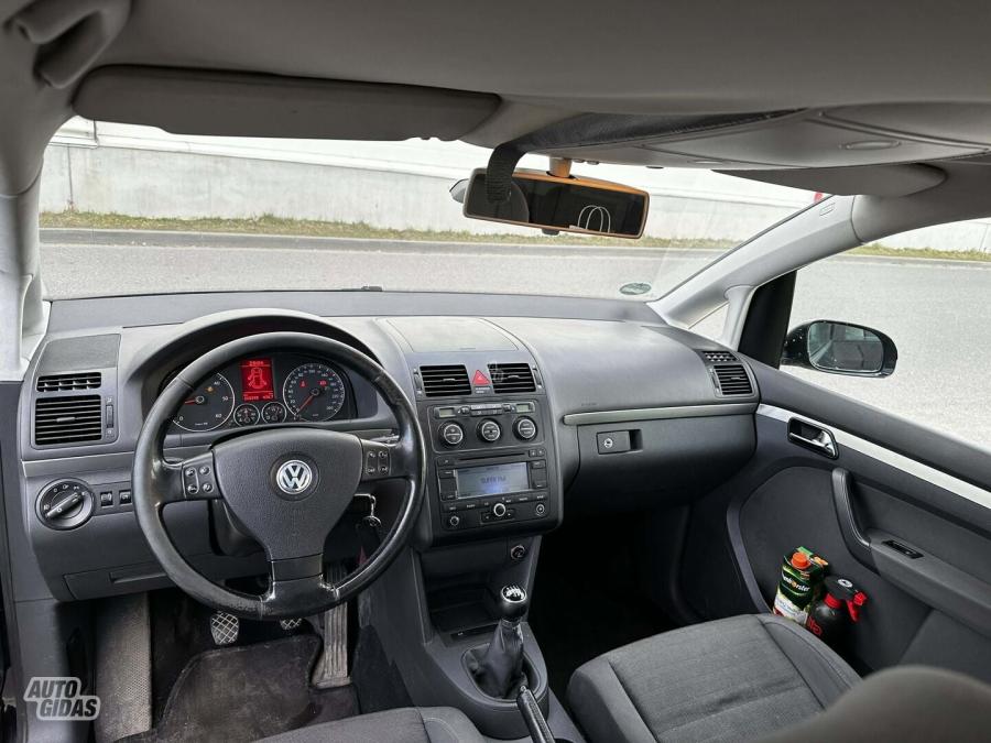 Melns Volkswagen Touran 2006 Viļņa, ar dzinēja tilpumu 1.90 L un nobraukumu 265 tūkst. km par 1600 €, foto 7 vietnē AUTOMOTO.COM.LV