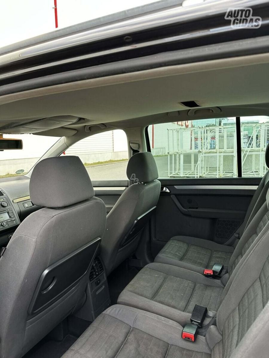 Melns Volkswagen Touran 2006 Viļņa, ar dzinēja tilpumu 1.90 L un nobraukumu 265 tūkst. km par 1600 €, foto 8 vietnē AUTOMOTO.COM.LV