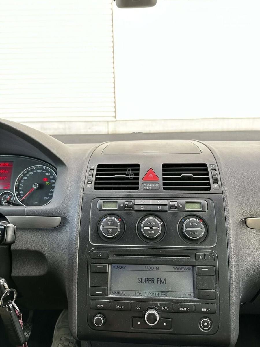 Melns Volkswagen Touran 2006 Viļņa, ar dzinēja tilpumu 1.90 L un nobraukumu 265 tūkst. km par 1600 €, foto 10 vietnē AUTOMOTO.COM.LV