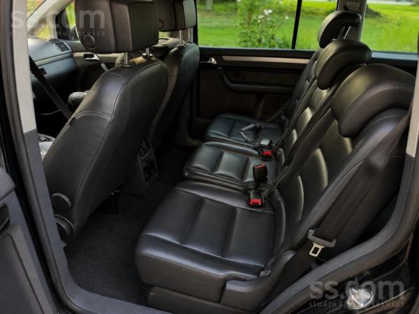 Black Volkswagen Touran 2006 in Riga, with an engine capacity of 2.00 L and mileage of 434 thousand km for 1390 €, photo 6 on AUTOMOTO.COM.LV