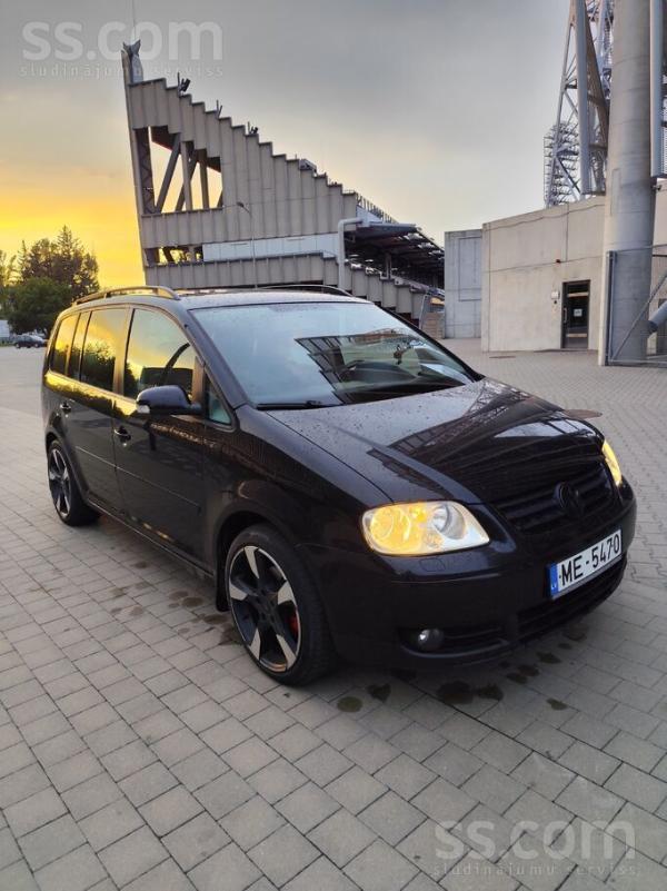 Black Volkswagen Touran 2006 in Riga, with an engine capacity of 1.90 L and mileage of 350 thousand km for 2650 €, photo 3 on AUTOMOTO.COM.LV