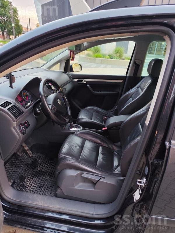 Black Volkswagen Touran 2006 in Riga, with an engine capacity of 1.90 L and mileage of 350 thousand km for 2650 €, photo 6 on AUTOMOTO.COM.LV
