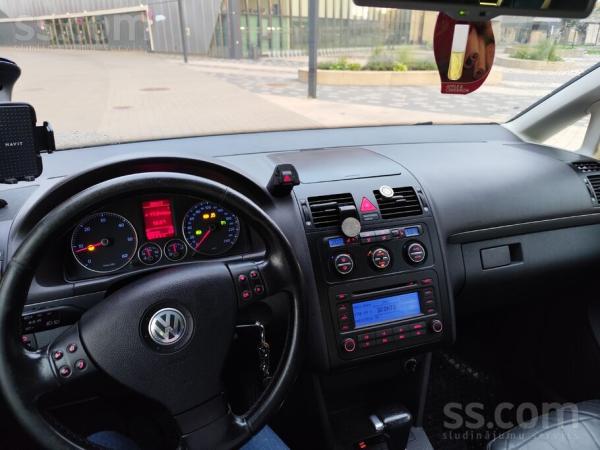 Black Volkswagen Touran 2006 in Riga, with an engine capacity of 1.90 L and mileage of 350 thousand km for 2650 €, photo 7 on AUTOMOTO.COM.LV