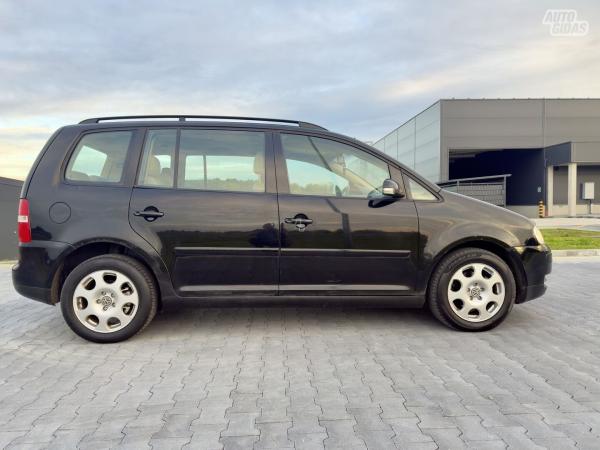 Melns Volkswagen Touran 2006 Klaipėda, ar dzinēja tilpumu 2.00 L un nobraukumu 368 tūkst. km par 1300 €, foto 5 vietnē AUTOMOTO.COM.LV