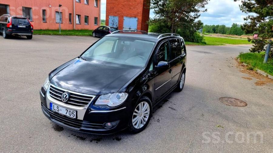 Black Volkswagen Touran 2007 in Cesis, with an engine capacity of 2.00 L and mileage of 366 thousand km for 1950 €, photo 1 on AUTOMOTO.COM.LV