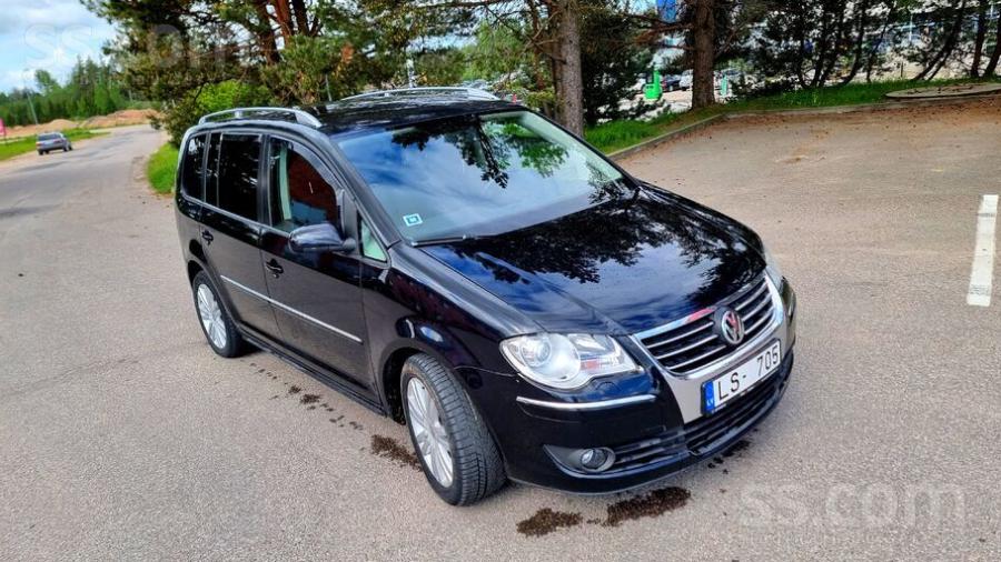 Black Volkswagen Touran 2007 in Cesis, with an engine capacity of 2.00 L and mileage of 366 thousand km for 1950 €, photo 3 on AUTOMOTO.COM.LV