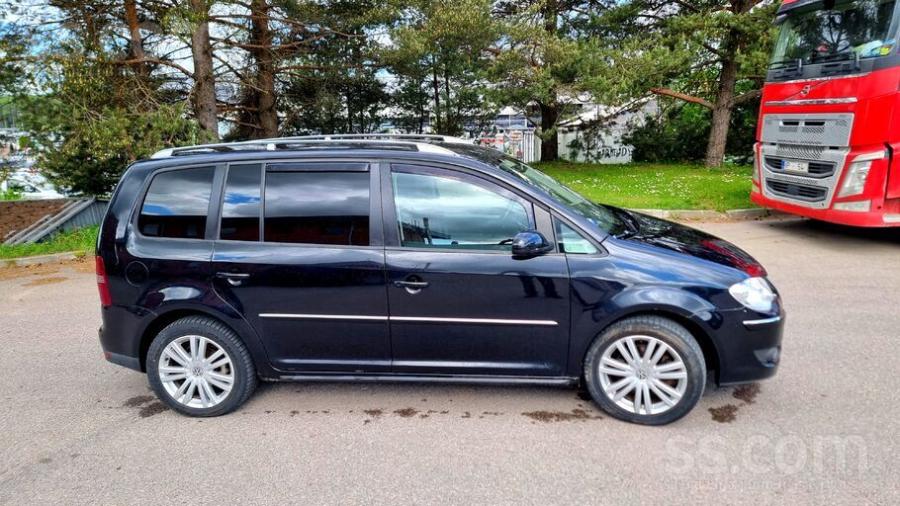 Black Volkswagen Touran 2007 in Cesis, with an engine capacity of 2.00 L and mileage of 366 thousand km for 1950 €, photo 4 on AUTOMOTO.COM.LV