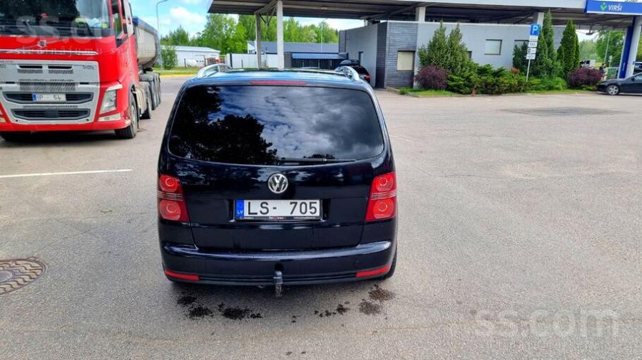 Black Volkswagen Touran 2007 in Cesis, with an engine capacity of 2.00 L and mileage of 366 thousand km for 1950 €, photo 6 on AUTOMOTO.COM.LV