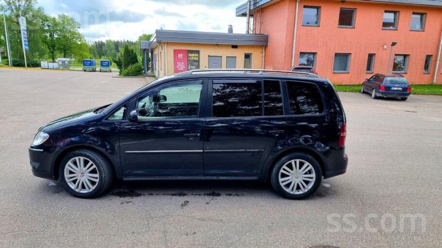 Black Volkswagen Touran 2007 in Cesis, with an engine capacity of 2.00 L and mileage of 366 thousand km for 1950 €, photo 8 on AUTOMOTO.COM.LV