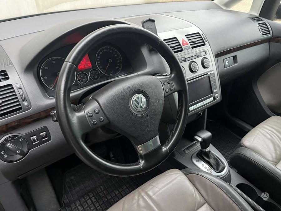 Black Volkswagen Touran 2007 in Kedainiai, with an engine capacity of 0.00 L and mileage of 285 thousand km for 3999 €, photo 10 on AUTOMOTO.COM.LV