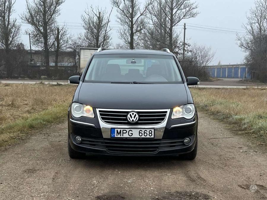 Melns Volkswagen Touran 2007 Viļņa, ar dzinēja tilpumu 1.40 L un nobraukumu 330 tūkst. km par 2250 €, foto 1 vietnē AUTOMOTO.COM.LV