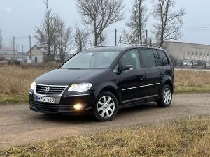 Melns Volkswagen Touran 2007 Viļņa, ar dzinēja tilpumu 1.40 L un nobraukumu 330 tūkst. km par 2250 €, foto 2 vietnē AUTOMOTO.COM.LV