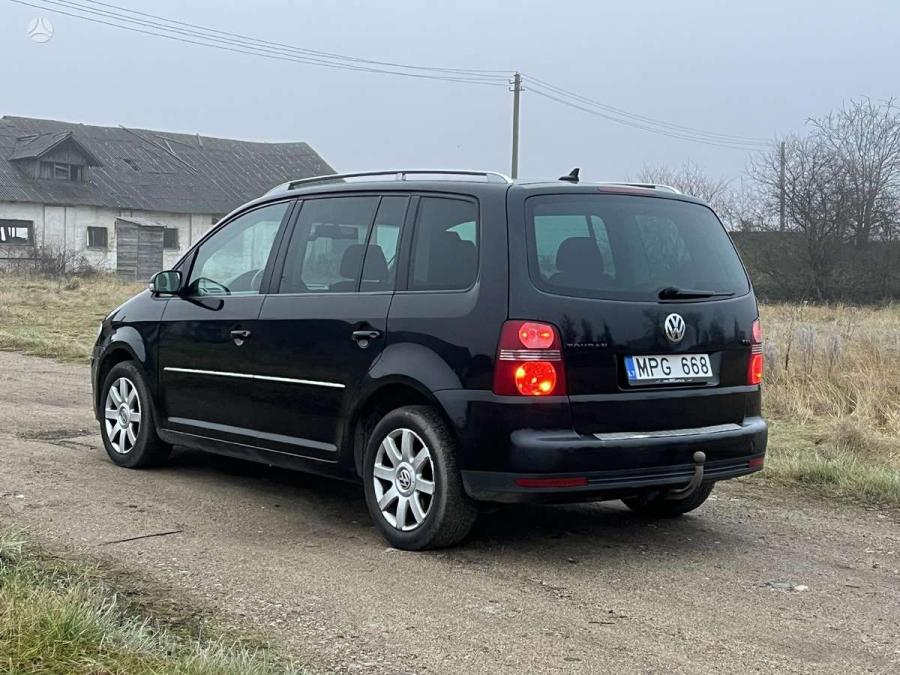 Melns Volkswagen Touran 2007 Viļņa, ar dzinēja tilpumu 1.40 L un nobraukumu 330 tūkst. km par 2250 €, foto 4 vietnē AUTOMOTO.COM.LV