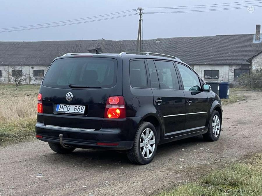 Melns Volkswagen Touran 2007 Viļņa, ar dzinēja tilpumu 1.40 L un nobraukumu 330 tūkst. km par 2250 €, foto 5 vietnē AUTOMOTO.COM.LV