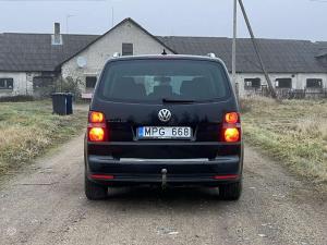 Melns Volkswagen Touran 2007 Viļņa, ar dzinēja tilpumu 1.40 L un nobraukumu 330 tūkst. km par 2250 €, foto 6 vietnē AUTOMOTO.COM.LV