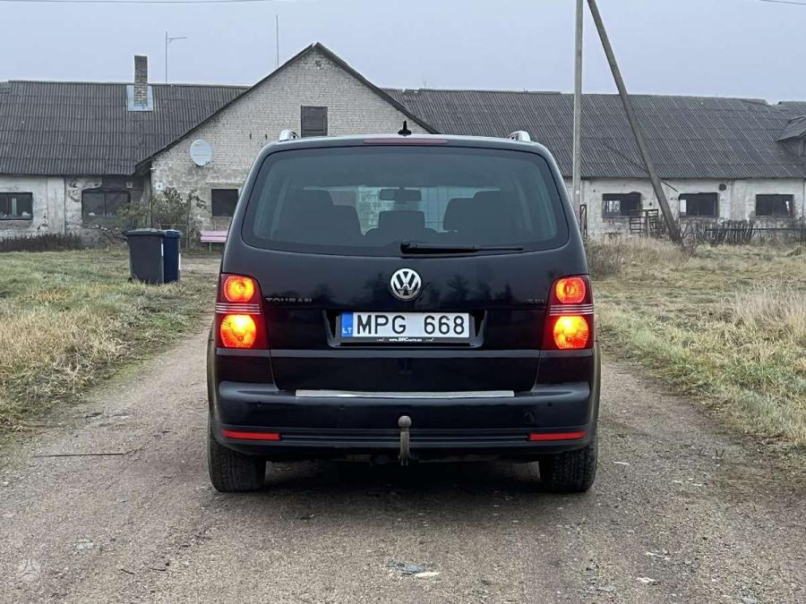 Melns Volkswagen Touran 2007 Viļņa, ar dzinēja tilpumu 1.40 L un nobraukumu 330 tūkst. km par 2250 €, foto 6 vietnē AUTOMOTO.COM.LV