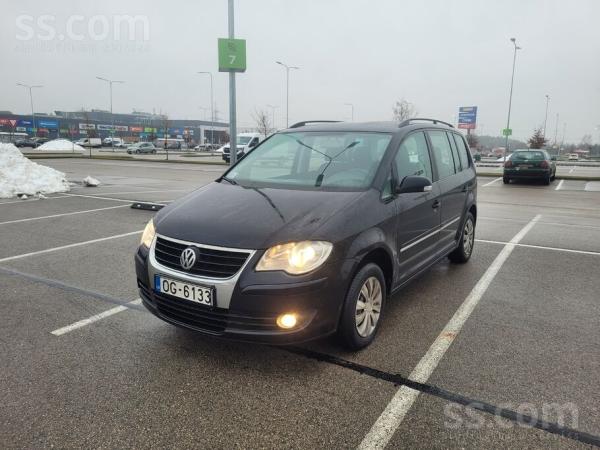 Black Volkswagen Touran 2007 in Riga, with an engine capacity of 1.90 L and mileage of 349 thousand km for 1400 €, photo 1 on AUTOMOTO.COM.LV