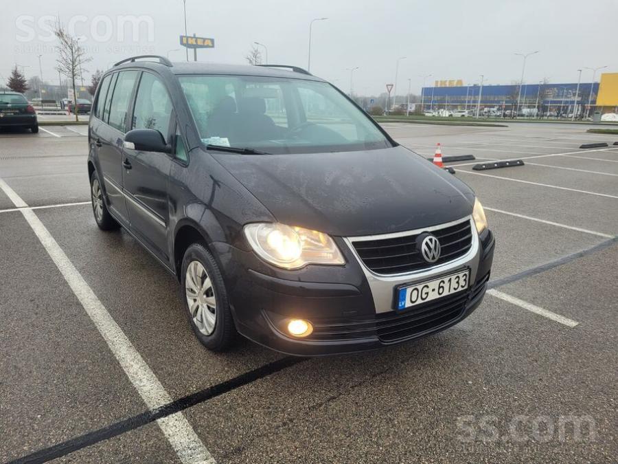 Melns Volkswagen Touran 2007 Rīga, ar dzinēja tilpumu 1.90 L un nobraukumu 349 tūkst. km par 1400 €, foto 2 vietnē AUTOMOTO.COM.LV