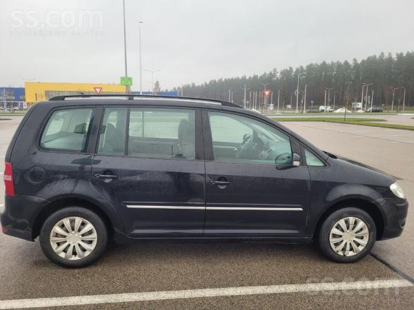 Black Volkswagen Touran 2007 in Riga, with an engine capacity of 1.90 L and mileage of 349 thousand km for 1400 €, photo 5 on AUTOMOTO.COM.LV