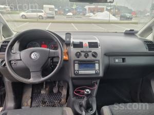 Melns Volkswagen Touran 2007 Rīga, ar dzinēja tilpumu 1.90 L un nobraukumu 349 tūkst. km par 1400 €, foto 12 vietnē AUTOMOTO.COM.LV