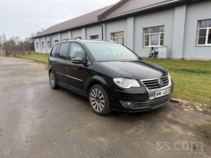 Black Volkswagen Touran 2007 in Cesis, with an engine capacity of 2.00 L and mileage of 345 thousand km for 1550 €, photo 1 on AUTOMOTO.COM.LV