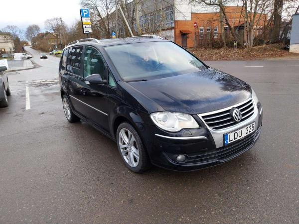 Melns Volkswagen Touran 2007 Viļņa, ar dzinēja tilpumu 1.97 L un nobraukumu 350 tūkst. km par 2300 €, foto 1 vietnē AUTOMOTO.COM.LV