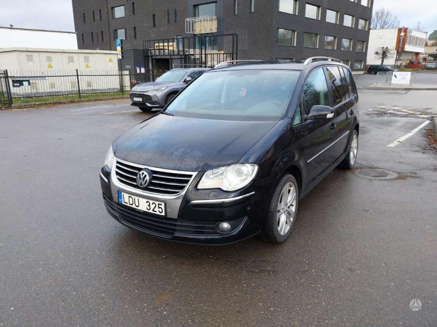 Melns Volkswagen Touran 2007 Viļņa, ar dzinēja tilpumu 1.97 L un nobraukumu 350 tūkst. km par 2300 €, foto 2 vietnē AUTOMOTO.COM.LV