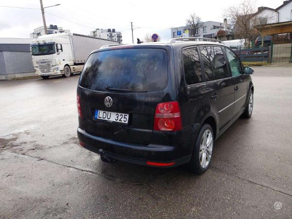 Melns Volkswagen Touran 2007 Viļņa, ar dzinēja tilpumu 1.97 L un nobraukumu 350 tūkst. km par 2300 €, foto 3 vietnē AUTOMOTO.COM.LV