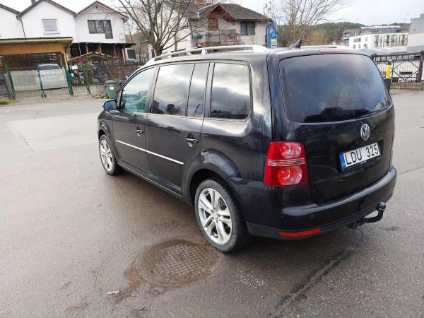 Melns Volkswagen Touran 2007 Viļņa, ar dzinēja tilpumu 1.97 L un nobraukumu 350 tūkst. km par 2300 €, foto 4 vietnē AUTOMOTO.COM.LV