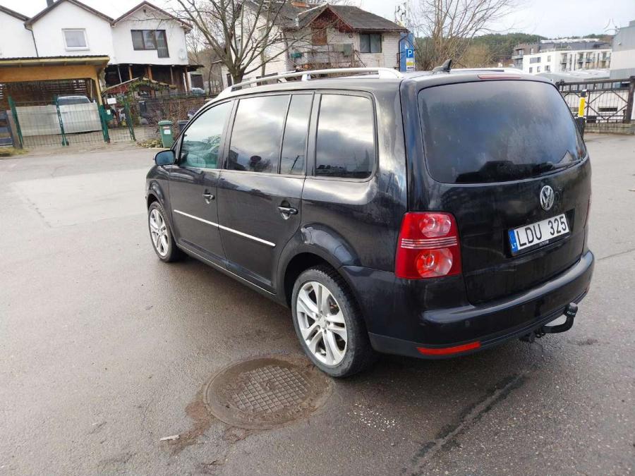 Melns Volkswagen Touran 2007 Viļņa, ar dzinēja tilpumu 1.97 L un nobraukumu 350 tūkst. km par 2300 €, foto 4 vietnē AUTOMOTO.COM.LV