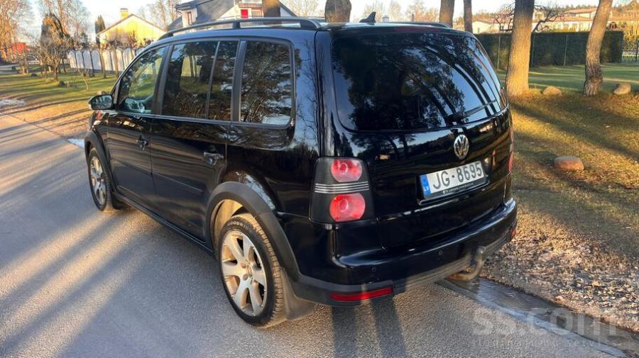 Black Volkswagen Touran 2007 in Riga, with an engine capacity of 2.00 L and mileage of 346 thousand km for 2500 €, photo 2 on AUTOMOTO.COM.LV