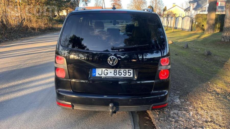 Black Volkswagen Touran 2007 in Riga, with an engine capacity of 2.00 L and mileage of 346 thousand km for 2500 €, photo 3 on AUTOMOTO.COM.LV