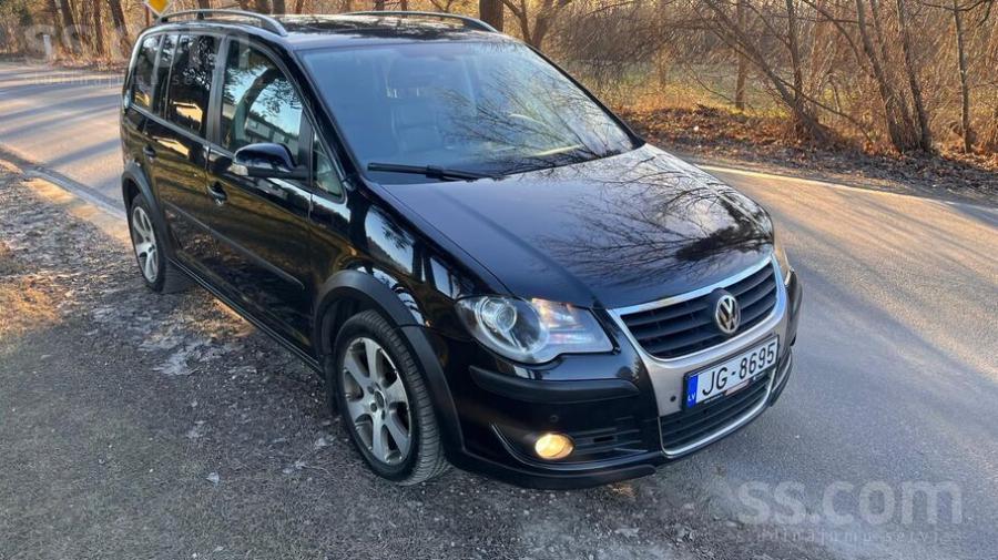 Black Volkswagen Touran 2007 in Riga, with an engine capacity of 2.00 L and mileage of 346 thousand km for 2500 €, photo 6 on AUTOMOTO.COM.LV