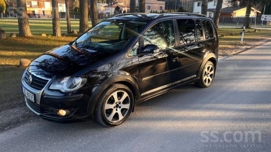 Black Volkswagen Touran 2007 in Riga, with an engine capacity of 2.00 L and mileage of 346 thousand km for 2500 €, photo 8 on AUTOMOTO.COM.LV