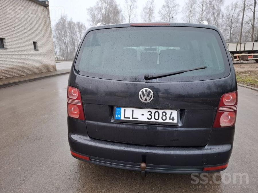 Black Volkswagen Touran 2007 in Ogre, with an engine capacity of 2.00 L and mileage of 367 thousand km for 1000 €, photo 4 on AUTOMOTO.COM.LV