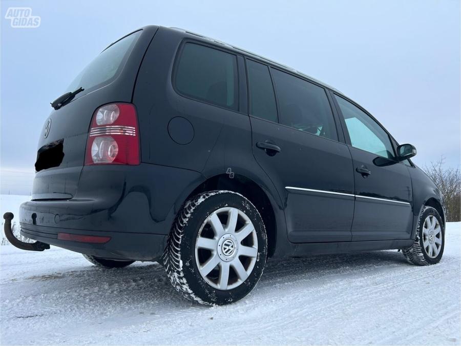 Black Volkswagen Touran 2007 in Kaunas, with an engine capacity of 2.00 L and mileage of 319 thousand km for 2200 €, photo 4 on AUTOMOTO.COM.LV