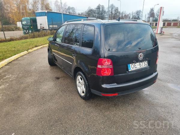 Black Volkswagen Touran 2007 in Riga, with an engine capacity of 2.00 L and mileage of 310 thousand km for 1950 €, photo 2 on AUTOMOTO.COM.LV