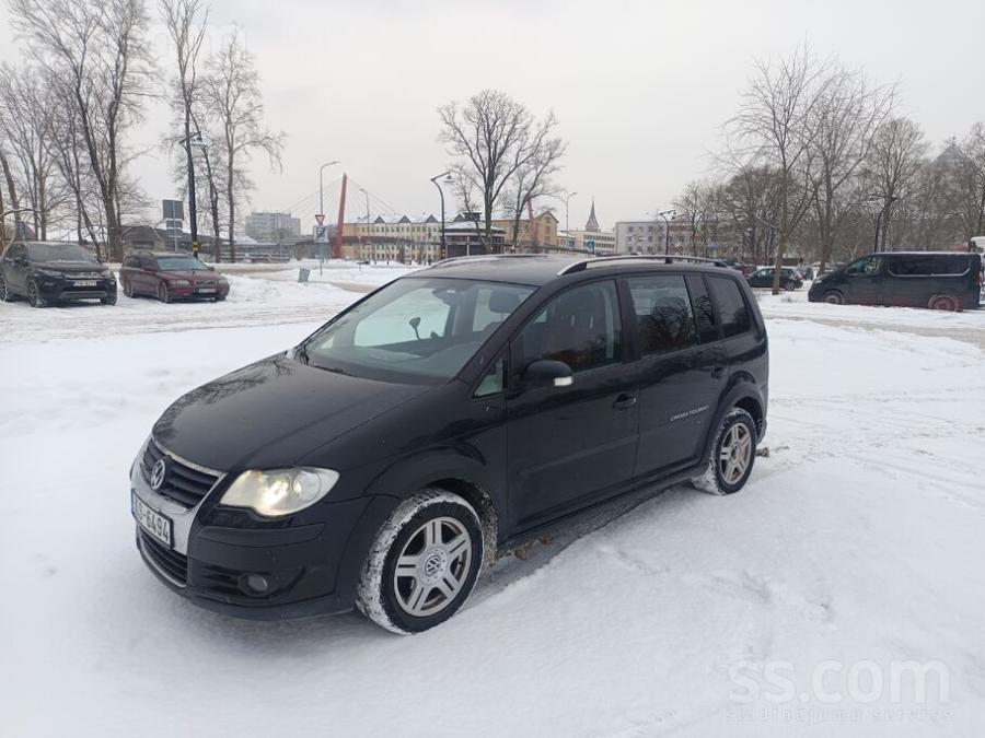 Black Volkswagen Touran 2007 in Jelgava, with an engine capacity of 2.00 L and mileage of 284 thousand km for 2300 €, photo 1 on AUTOMOTO.COM.LV