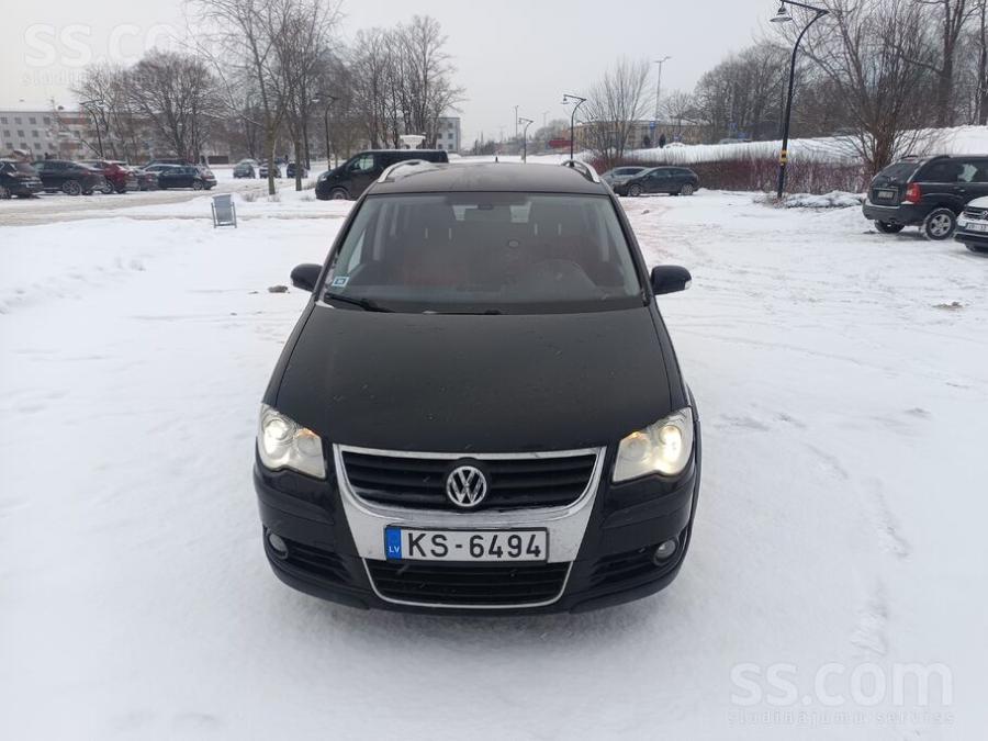 Black Volkswagen Touran 2007 in Jelgava, with an engine capacity of 2.00 L and mileage of 284 thousand km for 2300 €, photo 2 on AUTOMOTO.COM.LV