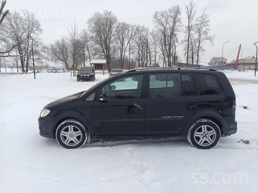 Black Volkswagen Touran 2007 in Jelgava, with an engine capacity of 2.00 L and mileage of 284 thousand km for 2300 €, photo 3 on AUTOMOTO.COM.LV