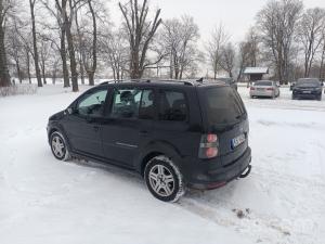 Black Volkswagen Touran 2007 in Jelgava, with an engine capacity of 2.00 L and mileage of 284 thousand km for 2300 €, photo 4 on AUTOMOTO.COM.LV