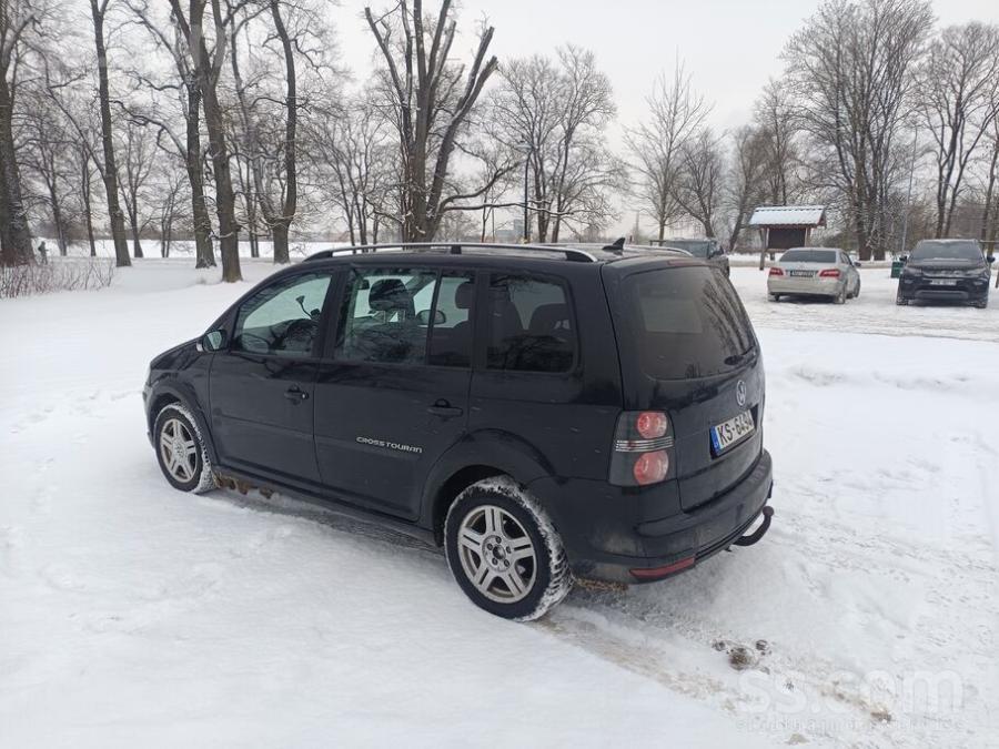 Black Volkswagen Touran 2007 in Jelgava, with an engine capacity of 2.00 L and mileage of 284 thousand km for 2300 €, photo 4 on AUTOMOTO.COM.LV