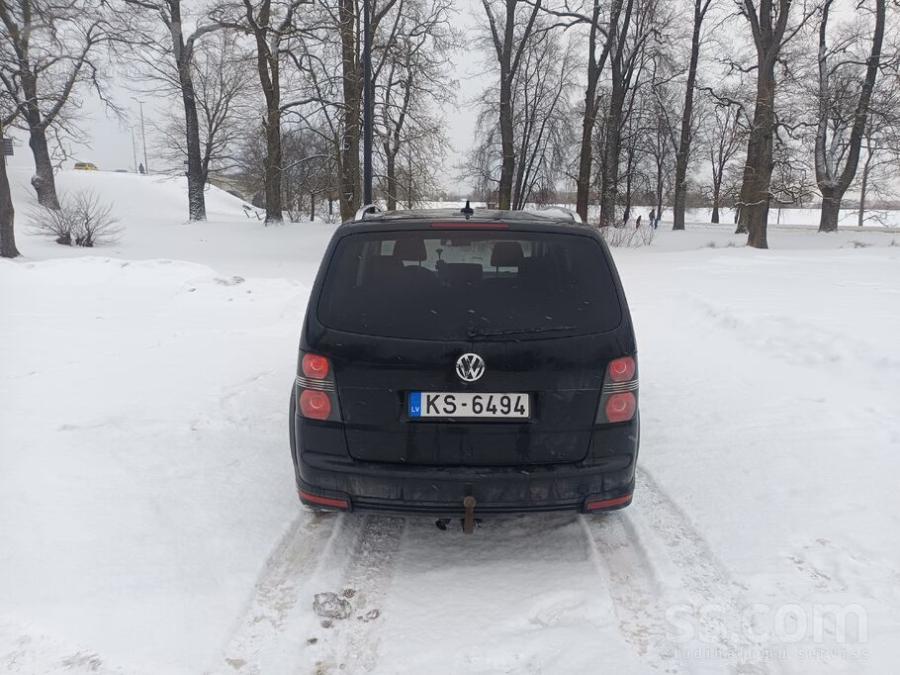 Black Volkswagen Touran 2007 in Jelgava, with an engine capacity of 2.00 L and mileage of 284 thousand km for 2300 €, photo 5 on AUTOMOTO.COM.LV