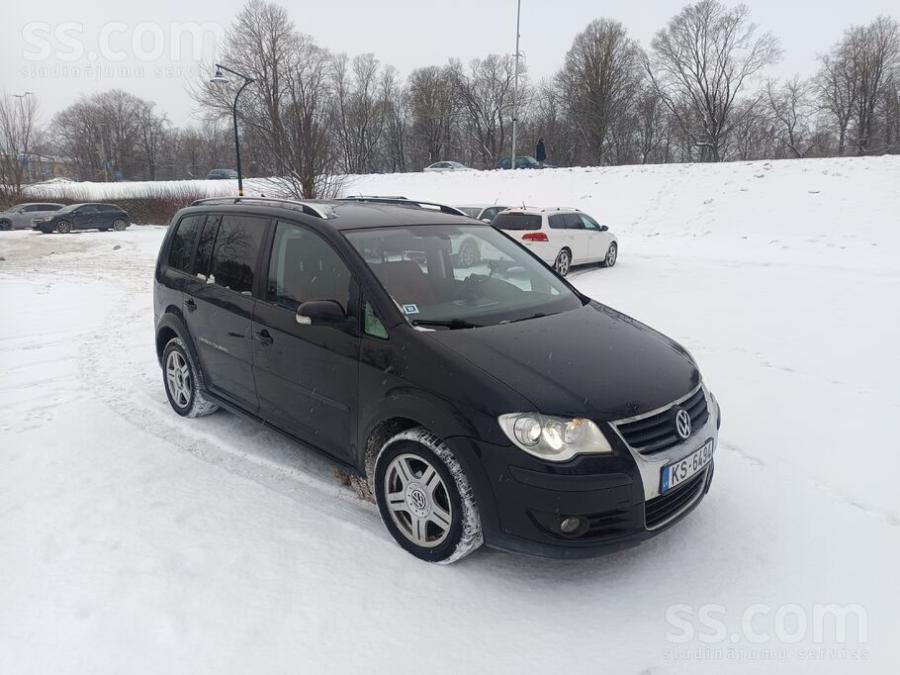 Black Volkswagen Touran 2007 in Jelgava, with an engine capacity of 2.00 L and mileage of 284 thousand km for 2300 €, photo 6 on AUTOMOTO.COM.LV
