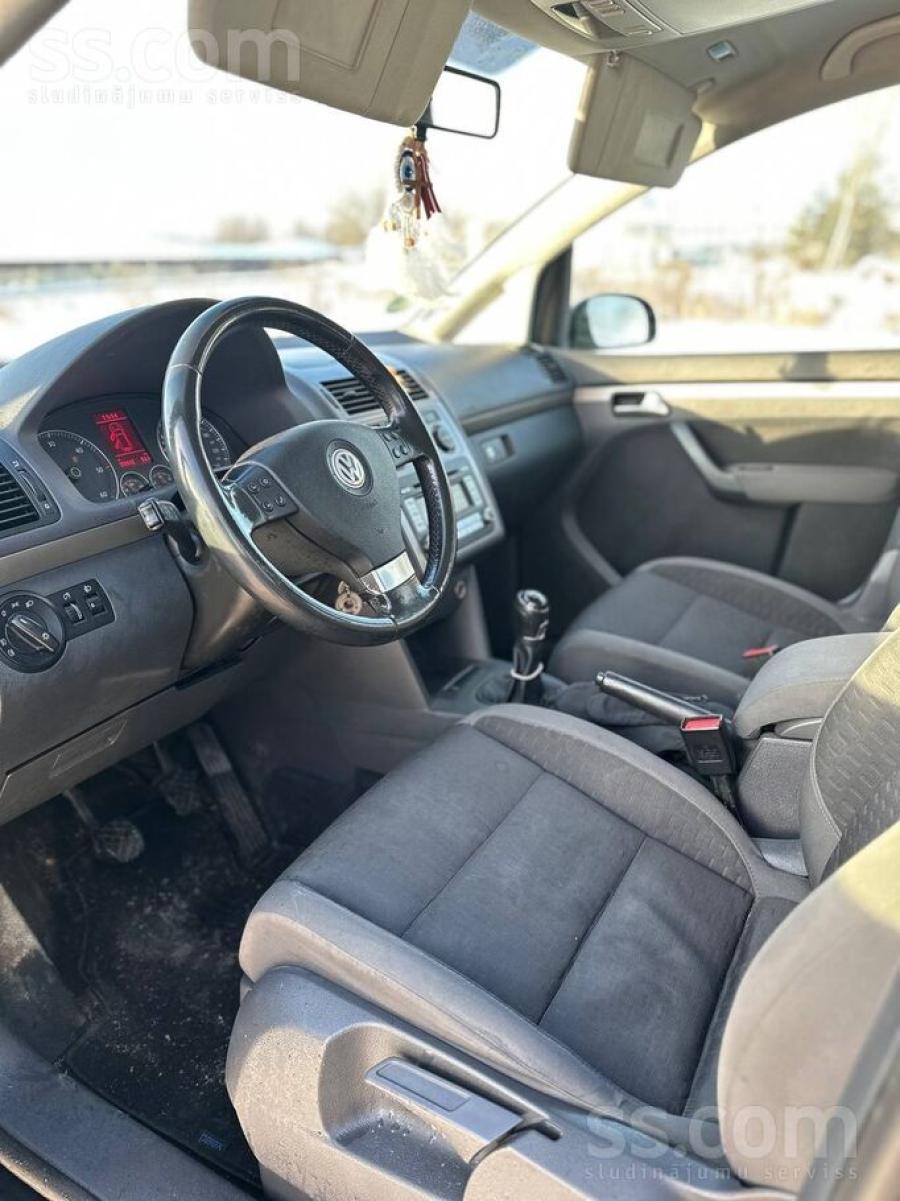 Melns Volkswagen Touran 2007 Daugavpils, ar dzinēja tilpumu 2.00 L un nobraukumu 291 tūkst. km par 3800 €, foto 3 vietnē AUTOMOTO.COM.LV