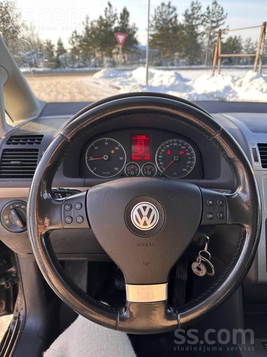 Melns Volkswagen Touran 2007 Daugavpils, ar dzinēja tilpumu 2.00 L un nobraukumu 291 tūkst. km par 3800 €, foto 4 vietnē AUTOMOTO.COM.LV