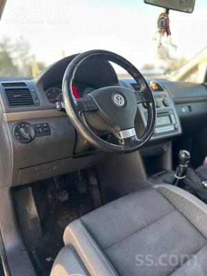 Melns Volkswagen Touran 2007 Daugavpils, ar dzinēja tilpumu 2.00 L un nobraukumu 291 tūkst. km par 3800 €, foto 5 vietnē AUTOMOTO.COM.LV