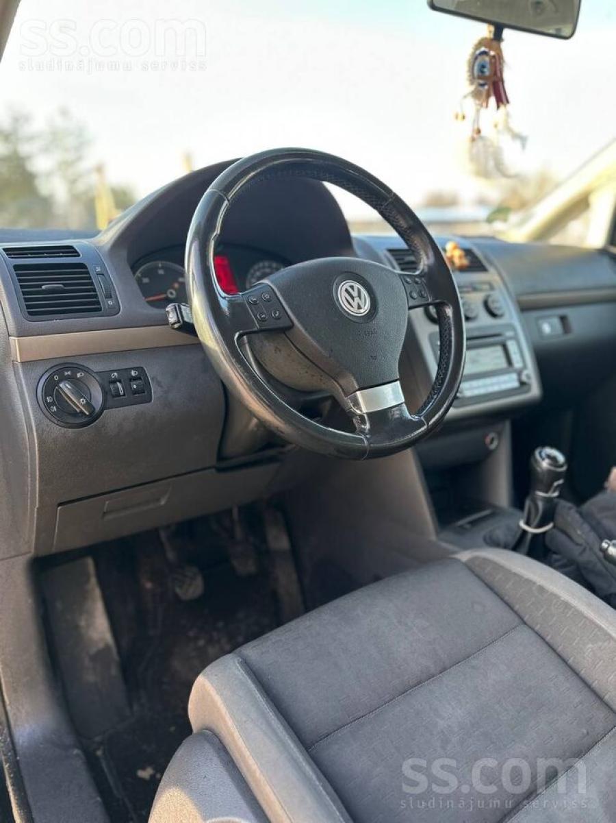 Melns Volkswagen Touran 2007 Daugavpils, ar dzinēja tilpumu 2.00 L un nobraukumu 291 tūkst. km par 3800 €, foto 5 vietnē AUTOMOTO.COM.LV
