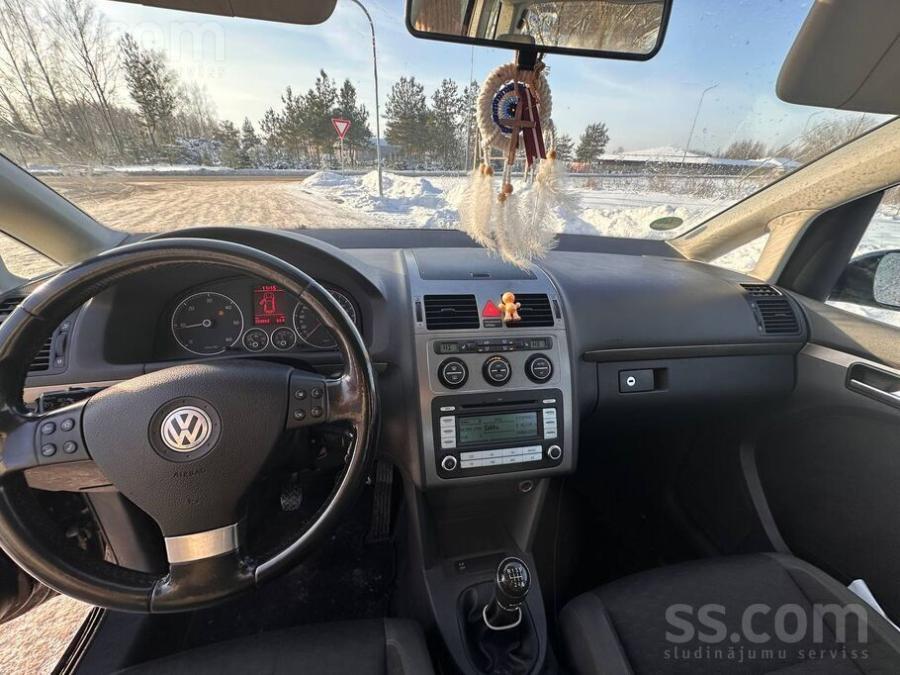 Melns Volkswagen Touran 2007 Daugavpils, ar dzinēja tilpumu 2.00 L un nobraukumu 291 tūkst. km par 3800 €, foto 7 vietnē AUTOMOTO.COM.LV